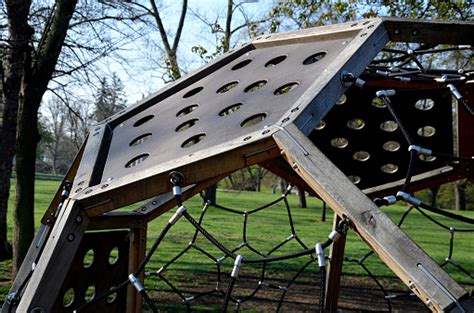 어린이와 성인을위한 야외 스포츠 경기장 수갑 등반 로프 평행 한 막대기 및 풀아웃 구멍 정글 체육관 밧줄 그물 거미줄 구조 잔디밭을 가진 옥외 나무로 되는 구조물 0명에