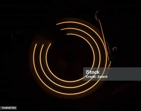 음악 Dj 개념입니다 비닐 레코드에 화재와 연기의 흔적 비닐 디스크 굽기 턴테이블 비닐 레코드 재생 선택적 초점 0명에 대한