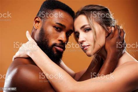 젊은 예쁜 커플 다양한 인종 함께 갈색 배경에 민감한 포즈 라이프 스타일 사람들 개념 2명에 대한 스톡 사진 및 기타 이미지 2명 갈색 개념 Istock