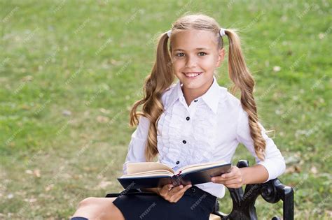 Estudiar Idioma Lindo Niño Pequeño Sonriente Sostener Libro Adorable