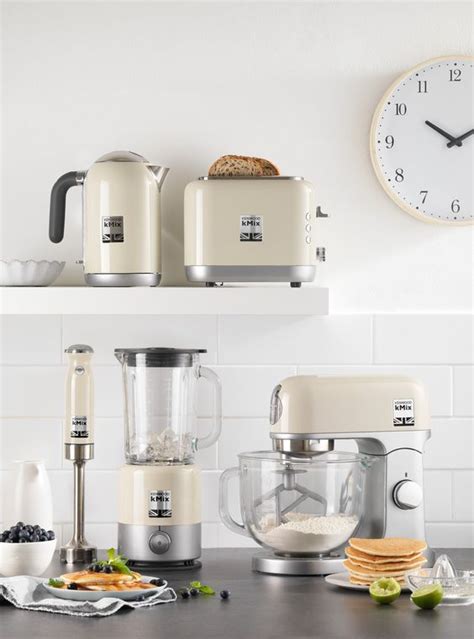 Cocina con electrodomésticos y reloj