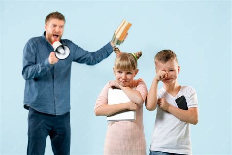 Père En Colère Grondant Son Fils Et Sa Fille à La Maison Photo Gratuite