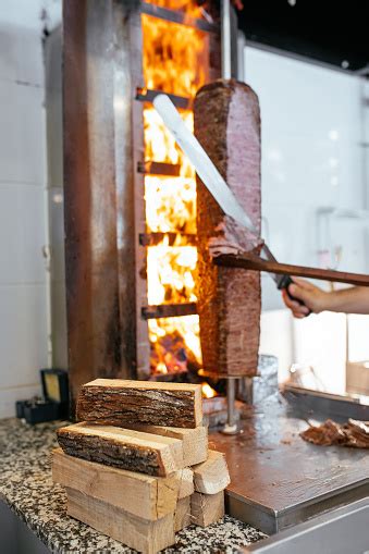 전통적인 터키 도너 케밥 고기 도너 나이프 도너 샤와르마 또는 자이로로 절단 요리사 건강에 좋지 않은 음식에 대한 스톡 사진 및 기타 이미지 건강에 좋지 않은 음식