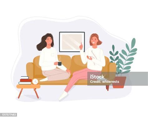 소파에 앉아 커피를 마시고 집에서 이야기하는 행복한 두 여성 미소 짓는 캐릭터가 함께 시간을 보내고 있습니다 벡터 일러스트레이션