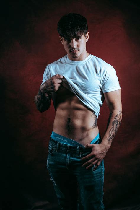 강한 건강 근육 남성 명사 남성 모델 남성 패션 남자 데님 도시 스타일 라이프스타일 모델 모델링 문신 문신을 한 바디 아트 바디빌딩 복근 빨간