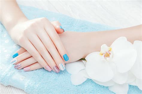 난초와 파스텔 블루 핑크와 흰색 매니큐어 바디 케어 개념 네일아트에 대한 스톡 사진 및 기타 이미지 네일아트 여자 한