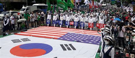 을지로 1500명 `태극기집회`…文대통령 사진에 단체로 신발 던져 매일경제