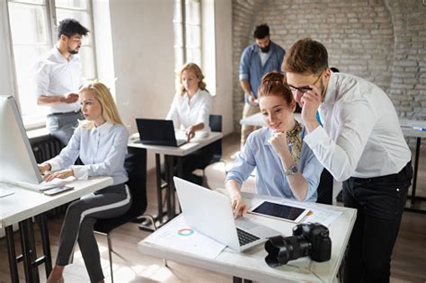 프리젠 테이션 중에 소프트웨어 엔지니어링 및 비즈니스를 배우는 사람들의 성공적인 행복한 그룹 개념에 대한 스톡 사진 및 기타