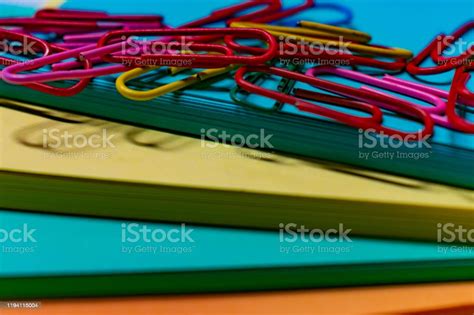 사무실 작업 이나 교육 및 빈 사각형 스티커에 대 한 많은 클립 클로즈업 개인 장식품에 대한 스톡 사진 및 기타 이미지 개인 장식품 교육 금속 Istock