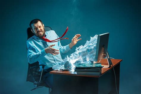 영 스트레스 랩톱 화면에 및 스팸에 대 한 화가 되 고 현대 사무실에서 책상에서 일 하는 잘생긴 사업가 스팸에 대한 스톡 사진 및 기타 이미지 Istock