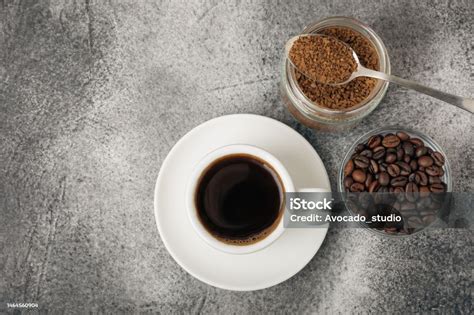 검은 돌 배경에 인스턴트 커피와 커피 콩 향기로운 커피 음료 텍스트를 위한 장소입니다 텍스트 복사를 위한 공간 0명에 대한 스톡