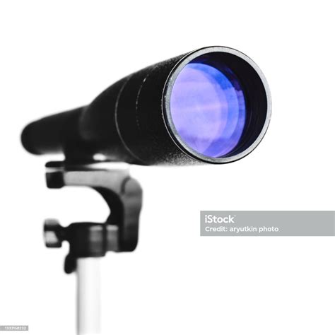 흰색 배경에 고립 된 삼각대에 스파이 글래스 또는 망원경 망원경 렌즈의 클로즈업 보기 망원경에 대한 스톡 사진 및 기타 이미지