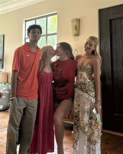 Дочка Фреймут показала глибоке декольте й розваги з подружками в Каліфорнії Афіша Bigmir Net