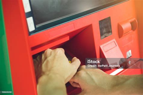 남자 손 Atm 기계 키패드 Pin 코드를 입력 하 고 보안에 대 한 다른 한 손으로 그것을 커버 경제에 대한 스톡 사진 및 기타 이미지 Istock