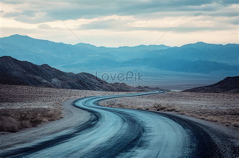 구불 구불 한 도로