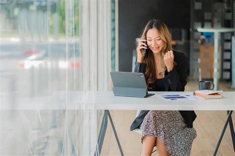 노트북 컴퓨터를 테이블 위에 올려놓고 사무실에서 일하는 여성 사업가 또는 계산을 하는 아시아 여성 회계사 사무실에서 금융과 금융 경제의 개념 Consumer