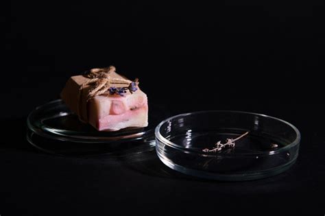 고립된 검은색 배경 위에 마른 라벤더 꽃이 있는 페트리 접시에 분홍색 대리석 비누 막대에 대한 세부 정보 스킨 케어 0명에 대한