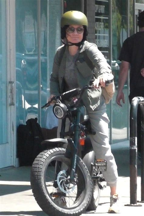 Sara Gilbert Outfits And Style Photos • Celebmafia