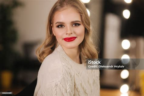 메이크업 후 뷰티 스튜디오에서 매력적인 젊은 아가씨 빨간 립스틱과 아름다운 여자 금발 머리에 대한 스톡 사진 및 기타 이미지