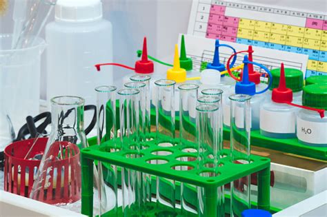 많은 유리 및 플라스틱 비커와 분석을 위한 시험관이 있는 실험실 테이블 의료 개념 배경 0명에 대한 스톡 사진 및 기타 이미지 0명 Stem 주제 개발 Istock