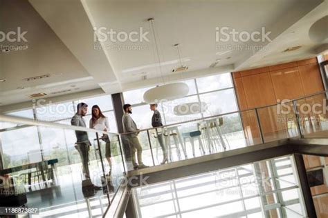 사무실 로비에서 문서를 통해 논의 하는 비즈니스 사람들 단체에 대한 스톡 사진 및 기타 이미지 단체 모임 걷기 Istock