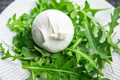 부라타 샐러드 루꼴라 녹색 잎 치즈 부라티나 건강식 음식 테이블 위의 스낵 복사 공간 음식 배경 소박한 평면도 0명에 대한 스톡 사진 및 기타 이미지 Istock