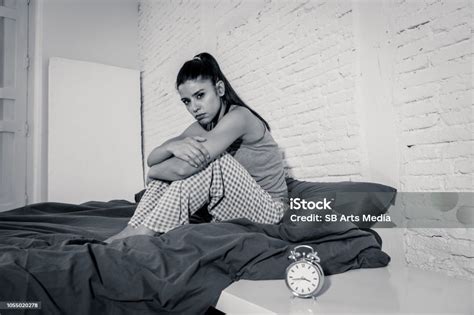 불면증과 절망 아름 다운 라틴 여자 불면증 수 면 장애 개념에서에서 고통 시계 보고 잠들 수 없는 밤에 깨어 걱정하는에 대한 스톡 사진 및 기타 이미지 Istock