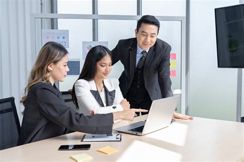 태국의 아시아 비즈니스 남성과 여성의 그룹 공동 협의 회의를 위해 회사 사무실에서 함께 일합니다 남자에 대한 스톡 사진 및 기타 이미지 Istock