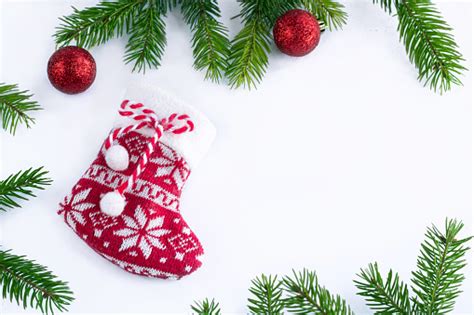 레드 크리스마스 스타킹 양말 흰색 배경 녹색 Contiferous 전나무 트리 지사의 프레임에 공 공 스포츠 장비에 대한 스톡