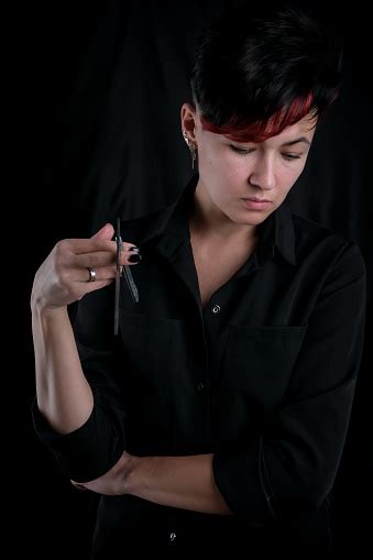 빈티지 스트레이트 면도기 현대 이발사 소녀 개념을 들고 검은 배경에 젊은 성인 이발소 여성의 반 길이 초상화 가위에 대한 스톡 사진 및 기타 이미지 Istock