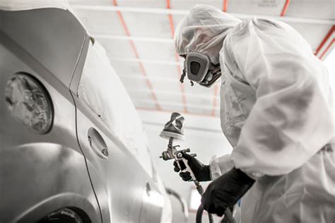 자동차 화가가 페인트 스프레이 건으로 자동차 부품을 페인팅 챔버에 분사 보호 마스크에 대한 스톡 사진 및 기타 이미지 보호 마스크 분무 뿌림 Istock