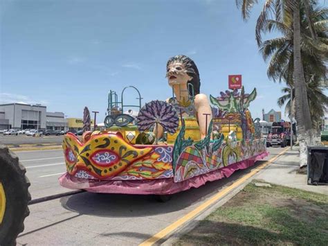 Colocan Carros Alegóricos Sobre Bulevar Previo A Paseos Del Carnaval De