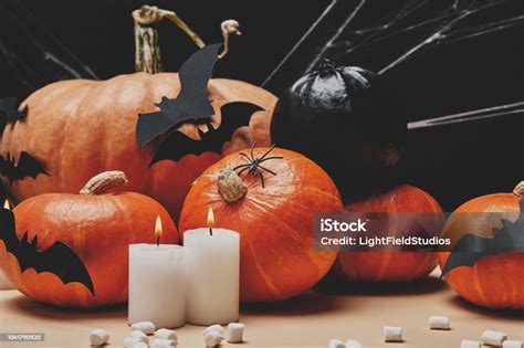 촛불 불꽃 호박 종이 박쥐와 테이블 할로윈 개념에 흩어져있는 마쉬 멜 로우 0명에 대한 스톡 사진 및 기타 이미지 0명