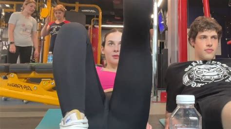 ДИРУБЕНС РАЗДВИГАЕТ НОГИ 🥵 СТРИМЕРША РАЗДВИГАЕТ НОГИ В СПОРТЗАЛЕ Youtube