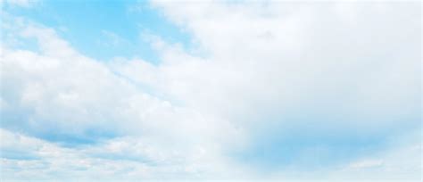 여름 푸른 하늘과 구름 그라디언트 파란색과 밝은 흰색 배경 아름다움은 햇볕에 맑은 흐림 차분한 밝은 공중 배경 명확한 추상 배경 화면 배경 이주 개념에 대한 스톡 사진 및