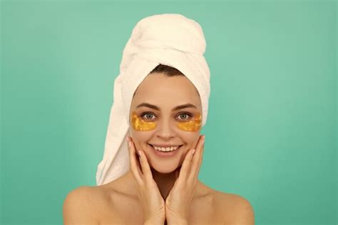 Niña adolescente mostrando acondicionadores de champú de botella o gel