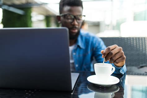 잘 생긴 아프리카 사업가 데 온라인 회의 에 노트북 에 A 카페 과 마시는 커피 개념에 대한 스톡 사진 및 기타 이미지 개념