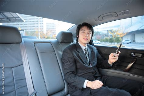 Stockfoto 직장 밖에서 일하는 비즈니스맨과 비즈니스 우먼 Adobe Stock