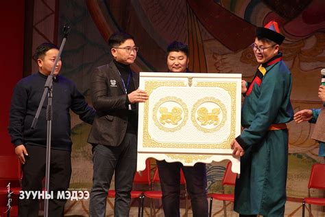 Болор цом 41 яруу найргийн наадмыг С Начин тэргүүллээ