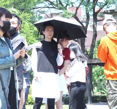 盧怡榕小乖 現在的峮峮真的正向又樂觀 努力工作、努力學習 很多新事物都等著她去體驗 謝謝媒體的關愛和報導 Facebook