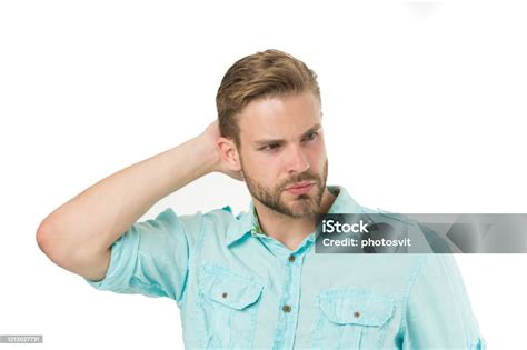 그의 머리는 그 자체를 말한다 잘 생긴 남자 만지는 스타일 머리입니다 흰색에 고립 된 세련된 수염과 콧수염 머리를 가진 백인 남자 수염이 있는 남자와 면도하지 않은 얼굴