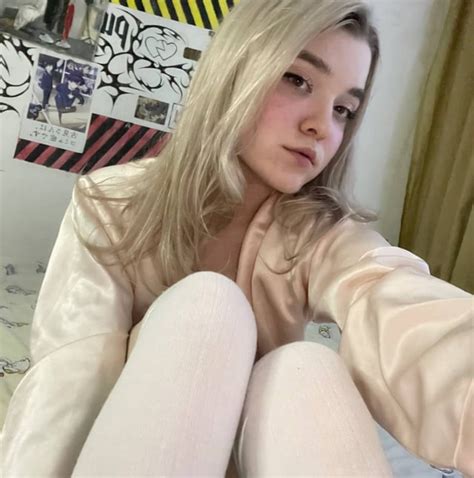 F19 R Selfie Girl