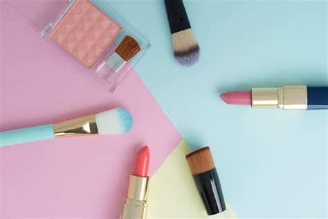 에 뺨 브러쉬 브러쉬와 복사 공간와 화려한 배경에 립스틱에 대 한 여성 장식 화장품의 평평 하다 창조적인 개념 0명에 대한 스톡 사진 및 기타 이미지 Istock