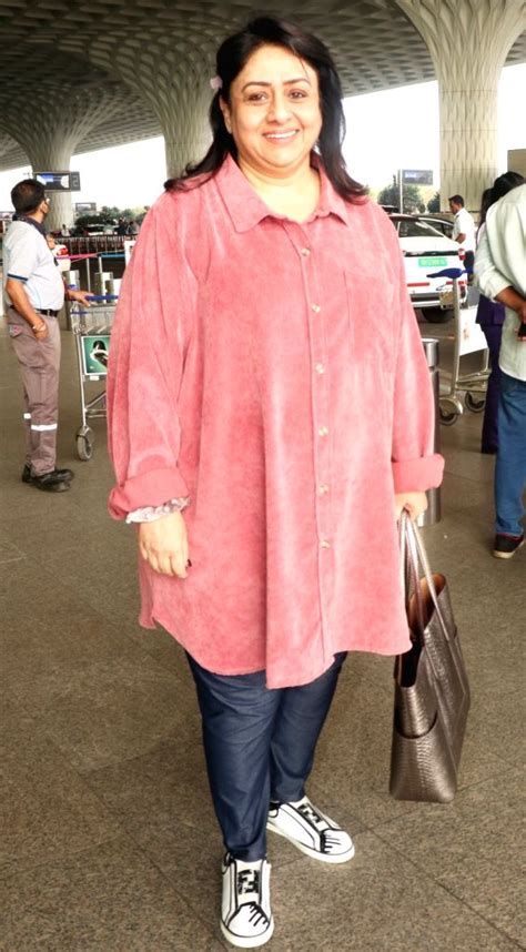 Mumbai Indian Actress Bindiya Goswami Spotted At Mumbai Airport