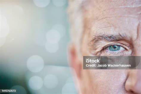 망막 시력 및 초점 검안 및 건강 관리를 위한 노인의 파란 눈을 가진 모형 아이리스 인간 그리고 보케 배경에 시력 자연 및 안과를 위한 고위 남성과 학생과 함께 인식 60