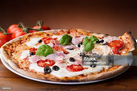 뜨거운 큰 페퍼로니 피자입니다 녹는 치즈 베이컨 토마토 햄 파프리카와 맛 있는 피자 구성 증기 연기 고기에 대한 스톡 사진 및 기타 이미지 Istock