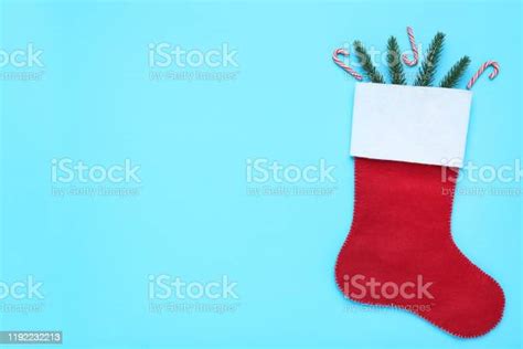 파란색 배경에 전나무 나무 가지와 사탕 지팡이와 빨간 크리스마스 스타킹 12월에 대한 스톡 사진 및 기타 이미지 12월 겨울 계절 Istock