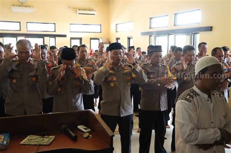 Polres Probolinggo Gelar Sholat Ghoib dan Doa Bersama untuk Korban ...