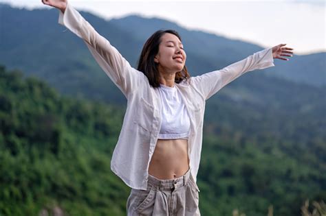 배낭 모험 하이킹 여행자 소녀는 산 꼭대기에 도착하고 행복한 턴어라운드 신선한 공기를 18 19세에 대한 스톡 사진 및 기타 이미지 18 19세 20 24세 겨울