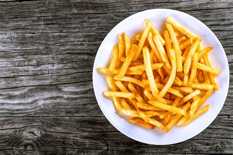 맛있는 프렌치 프라이 에 플라테 목재 테이블 배경기술 프렌치 프라이에 대한 스톡 사진 및 기타 이미지 프렌치 프라이 접시